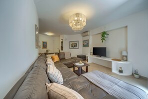 Apartamento, 2 quartos | Sala de estar | Televisor LCD de 42 polegadas com canais por cabo 