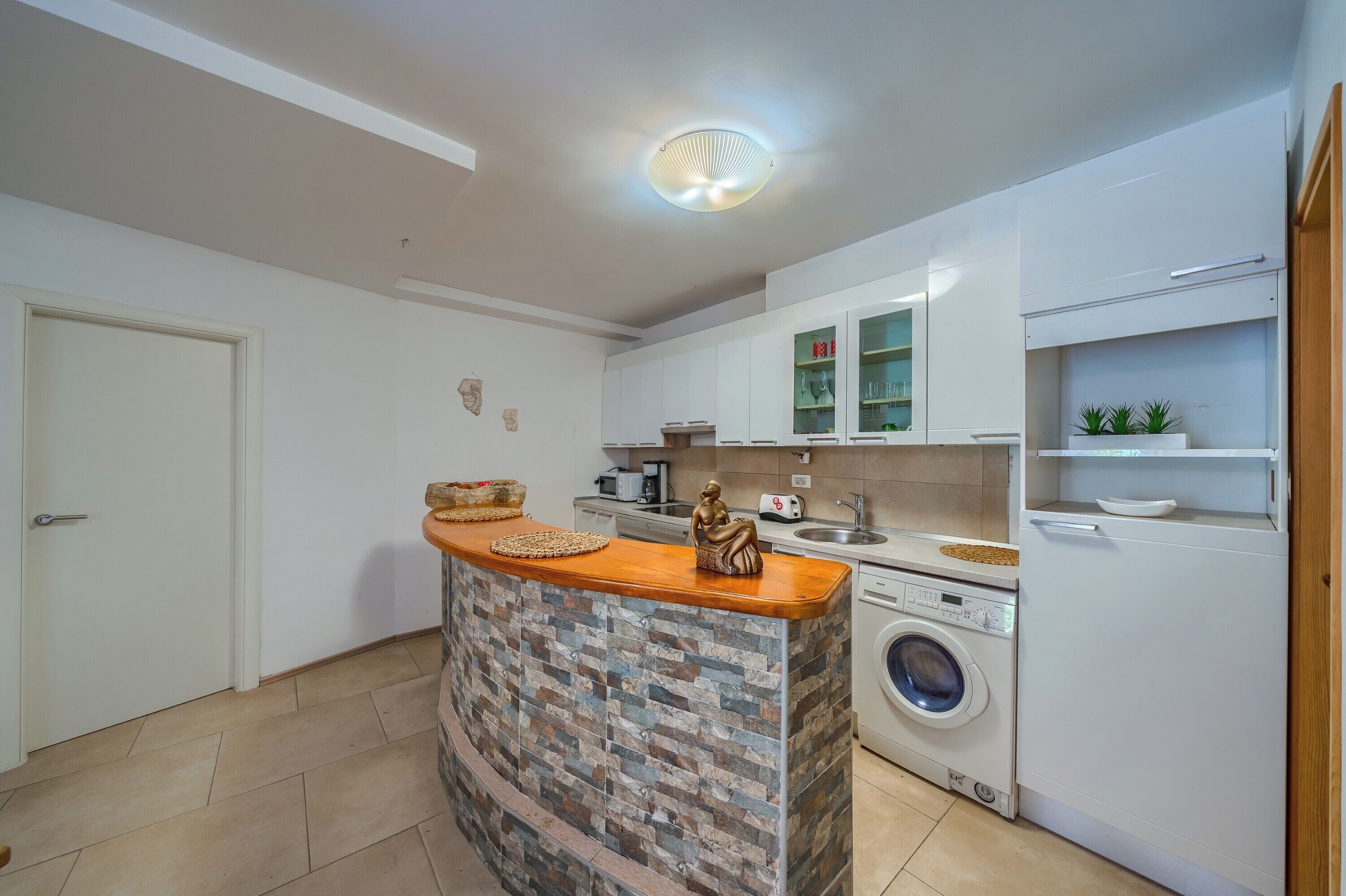 Apartamento, 2 quartos | Cozinha privada | Geladeira grande, micro-ondas, cooktop, lava-louças