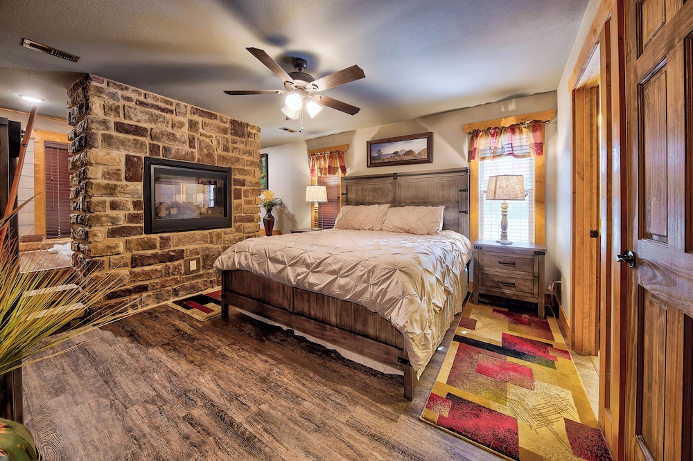 Bears Haven – Elegant 3 BR Chalet. Game Area, Hot Tub, see through fire ...