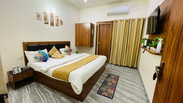 Quarto Deluxe, 1 cama de casal, varanda, Vista para a cidade | Camas de colchão viscoelástico, Wi-fi grátis, roupa de cama fornecida 