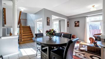 Casa, 3 quartos, pátio | Sala de jantar