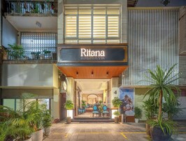 Entrada de um hotel com uma placa indicando 'Ritana Boutique Hotel & Spa' e o número '4' indicando a localização.