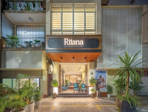 Entrada de um hotel com uma placa indicando 'Ritana Boutique Hotel & Spa' e o número '4' indicando a localização.