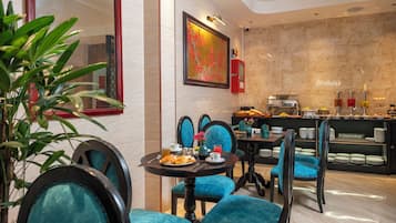 Café da manhã com buffet grátis todos os dias