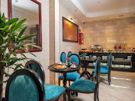 Café da manhã com buffet grátis todos os dias