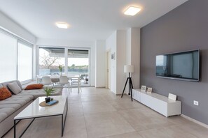 Apartamento Standard, vários quartos (Apartment Sang Near The Beach) | Sala de estar | Smart TV de 21 polegadas com canais por cabo 