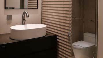 Double room with Bathtub | Casa de banho | Artigos de higiene pessoal grátis, um secador de cabelo, chinelos