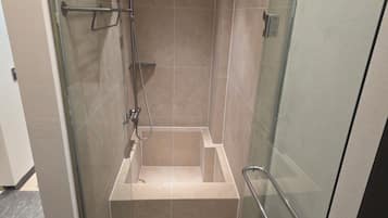 Double room with Bathtub | Casa de banho | Artigos de higiene pessoal grátis, um secador de cabelo, chinelos