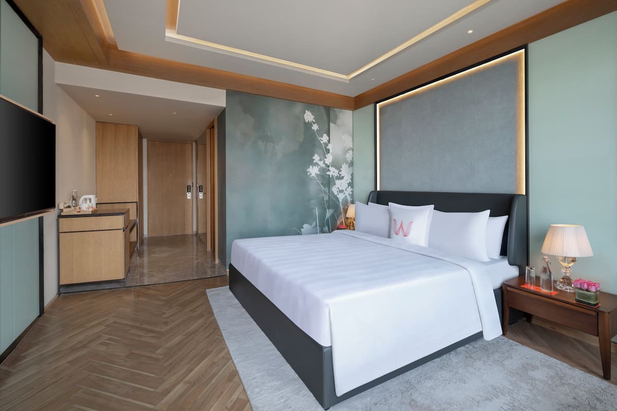 Quarto Duplo Deluxe, Vista para a cidade | Cofre com capacidade para portátil, secretária