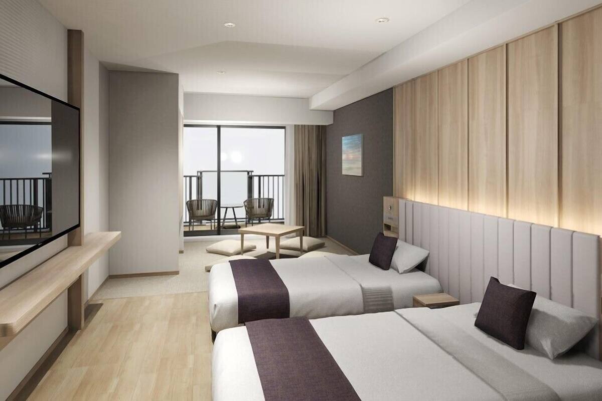 Quarto de hotel moderno com duas camas, televisão, varanda e área de estar.