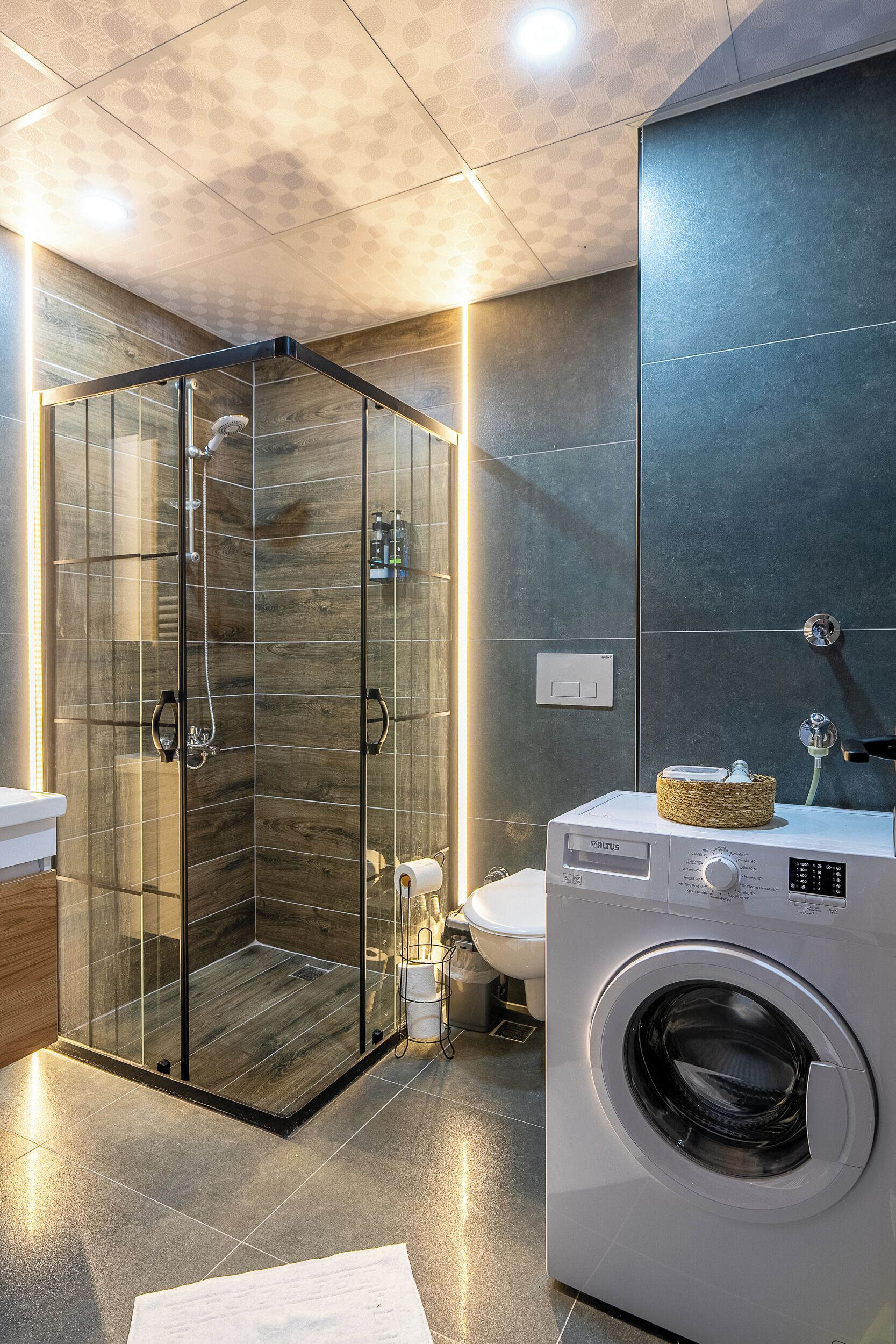 Apartamento Deluxe, 1 quarto, cozinha | Casa de banho | Um polibã, artigos de higiene pessoal grátis, um secador de cabelo 