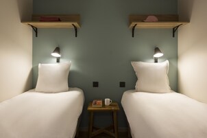 Minibar, cofre no quarto, berços/camas para crianças grátis 