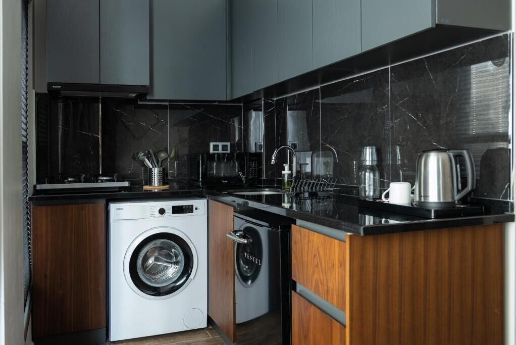 Suite Superior, vista para o mar | Cozinha privada | Um frigorífico, um micro-ondas, uma placa de cozinha 