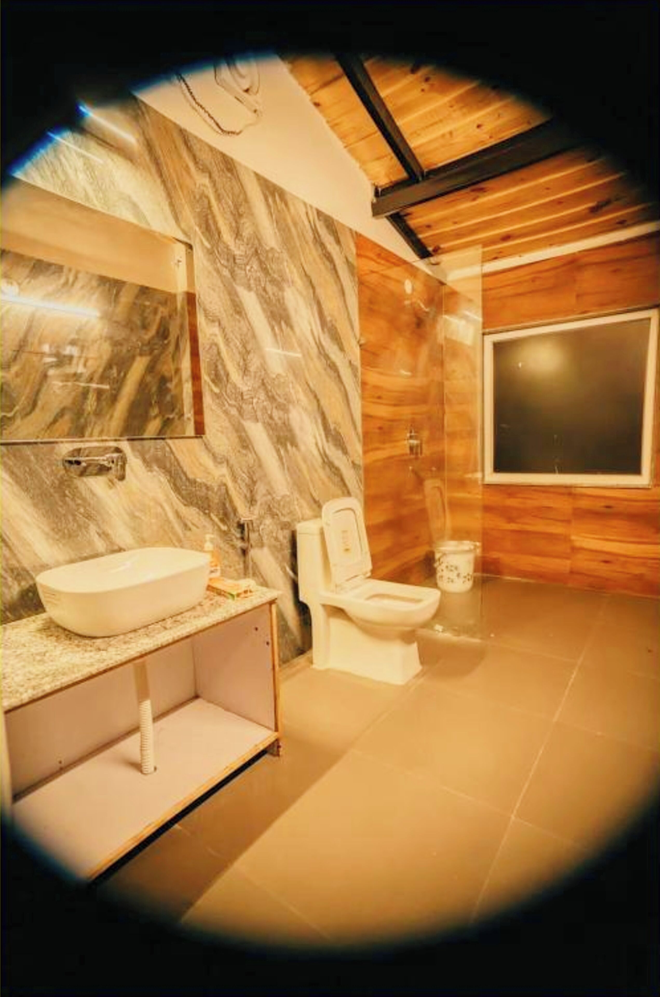 Quarto casal | Banheiro | Chuveiro, sabonete, shampoo, papel higiênico