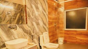 Quarto casal | Banheiro | Chuveiro, sabonete, shampoo, papel higiênico