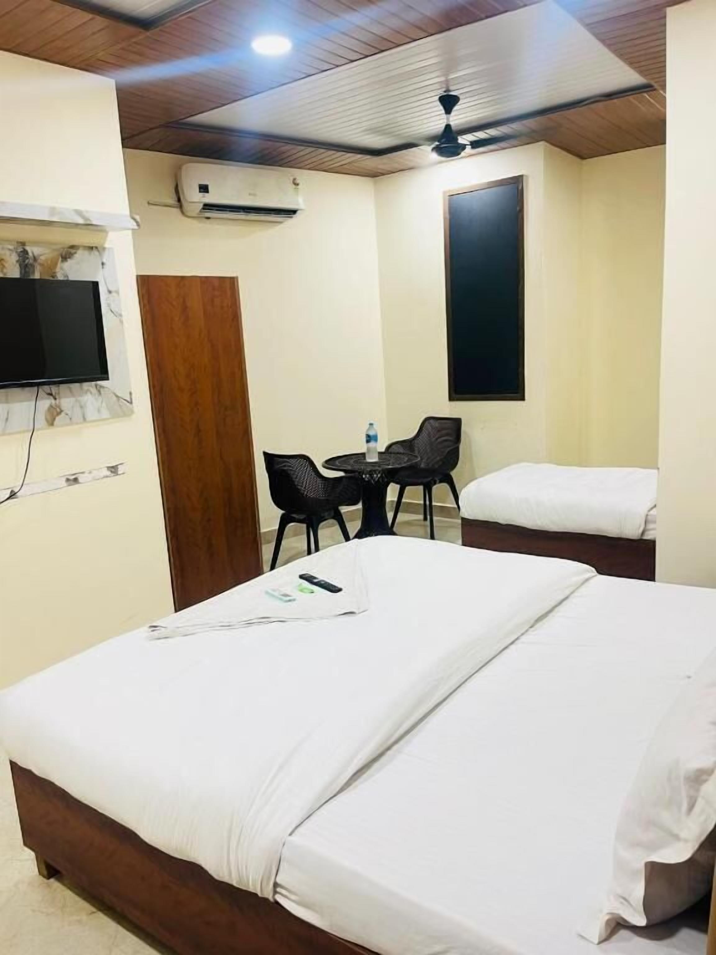 Cofre no quarto, com decoração personalizada 