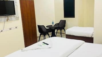 Cofre no quarto, com decoração personalizada