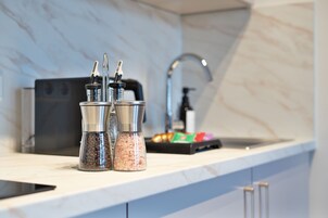 Apartamento Superior, 1 quarto | Cozinha privada | Um frigorífico, um micro-ondas, uma placa de cozinha 