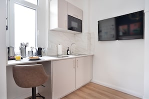 Estúdio luxo, 1 cama de solteiro | Cozinha privada | Geladeira, micro-ondas, cooktop, cafeteira/chaleira