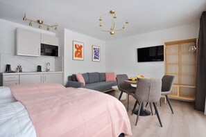 Estúdio luxo, 1 cama Queen e sofá-cama | Parte interna