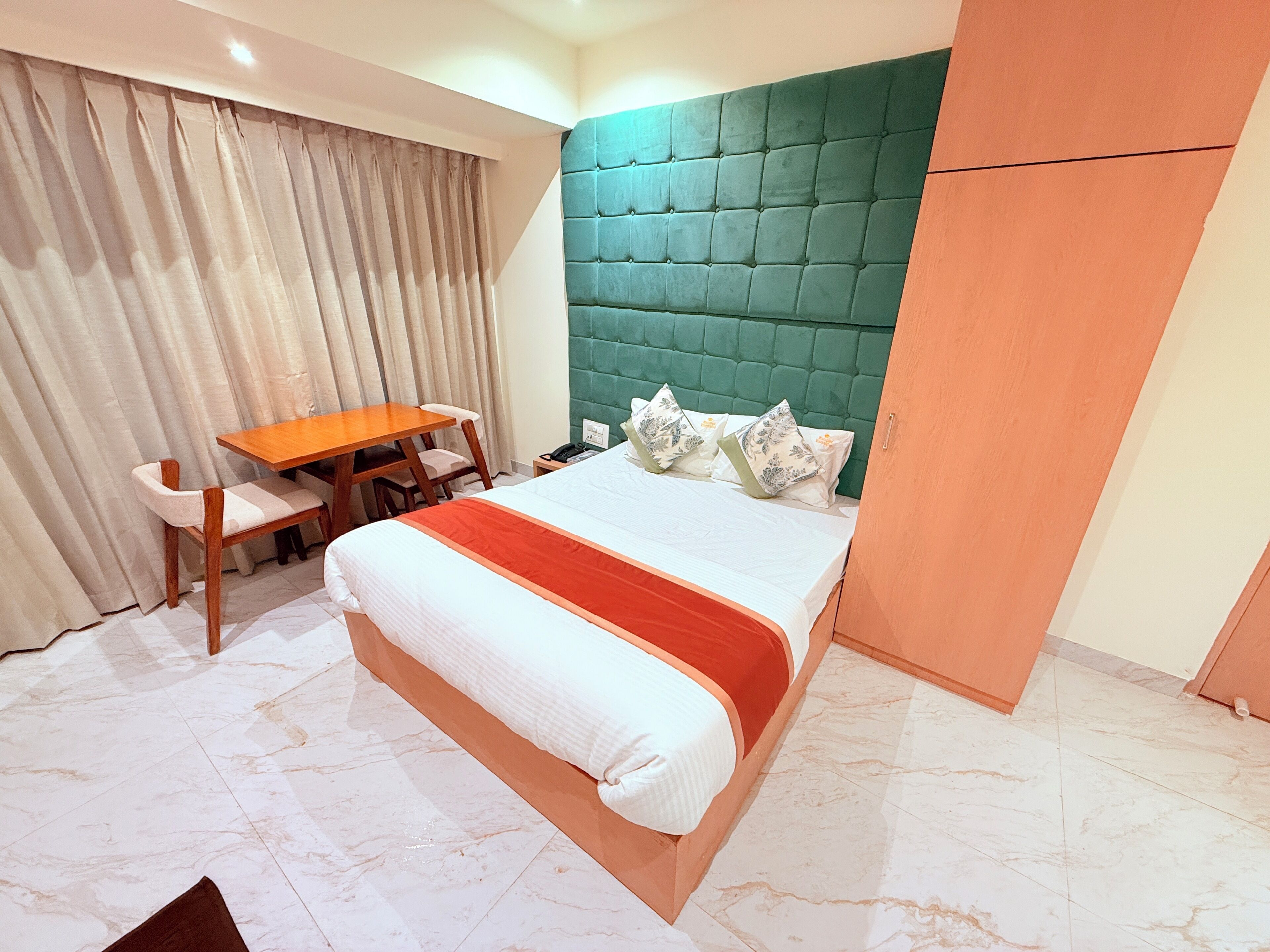 Quarto Deluxe | Roupa de alta qualidade, camas de colchão viscoelástico 