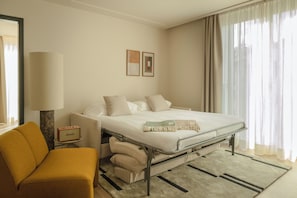Apartamento luxo, 1 quarto, vista para a cidade | Cofres nos quartos, escrivaninha, espaço de trabalho para notebook