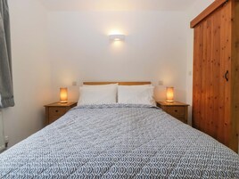 1 quarto, com decoração personalizada, com mobília individualizada 