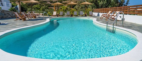 Piscina externa, funciona das 11h às 20h, guarda-sóis, espreguiçadeiras