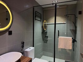 Quarto família, sacada, vista para a cidade | Banheiro | Produtos de toalete grátis, secador de cabelo, toalhas de banho 