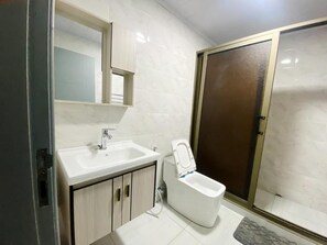 Quarto Familiar | Casa de banho | Um polibã, artigos de higiene pessoal grátis, toalhas fornecidas, sabão 