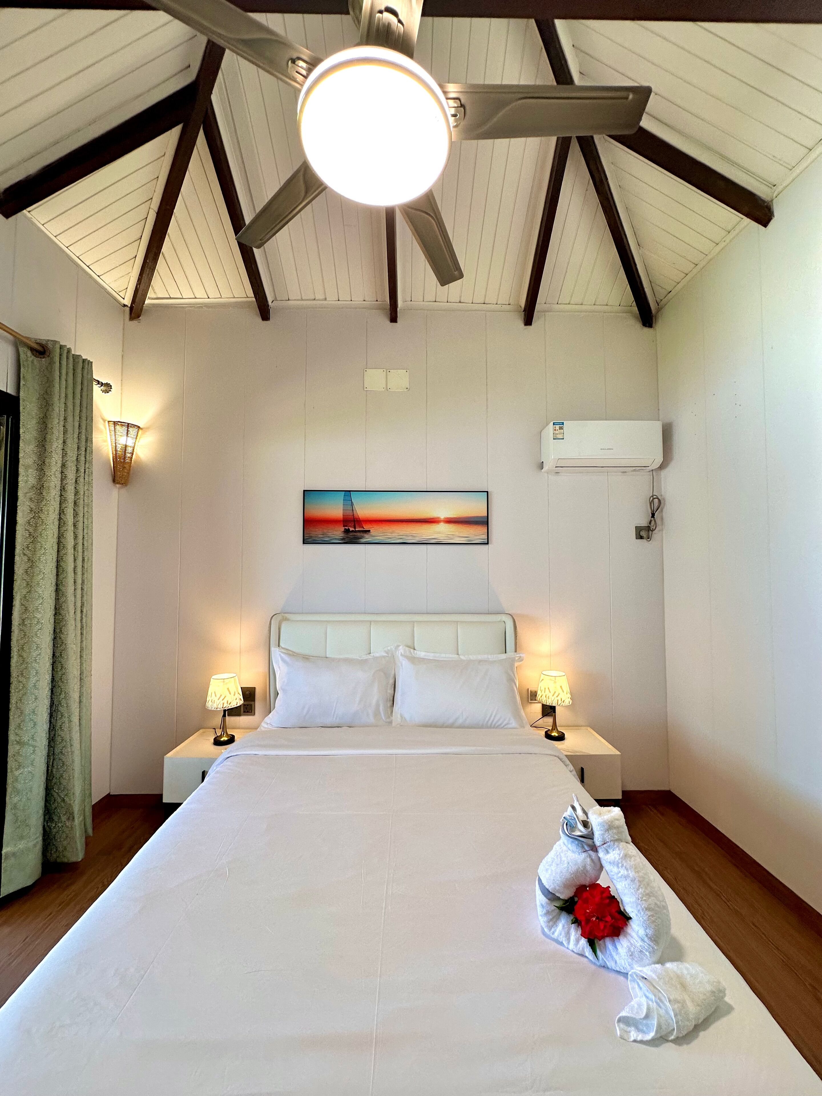 Quarto casal conforto, sacada, vista para o mar | Frigobar, cofres nos quartos, individualmente mobiliados, escrivaninha