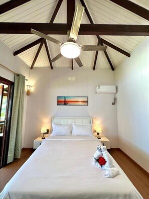 Quarto casal conforto, sacada, vista para o mar | Frigobar, cofres nos quartos, individualmente mobiliados, escrivaninha