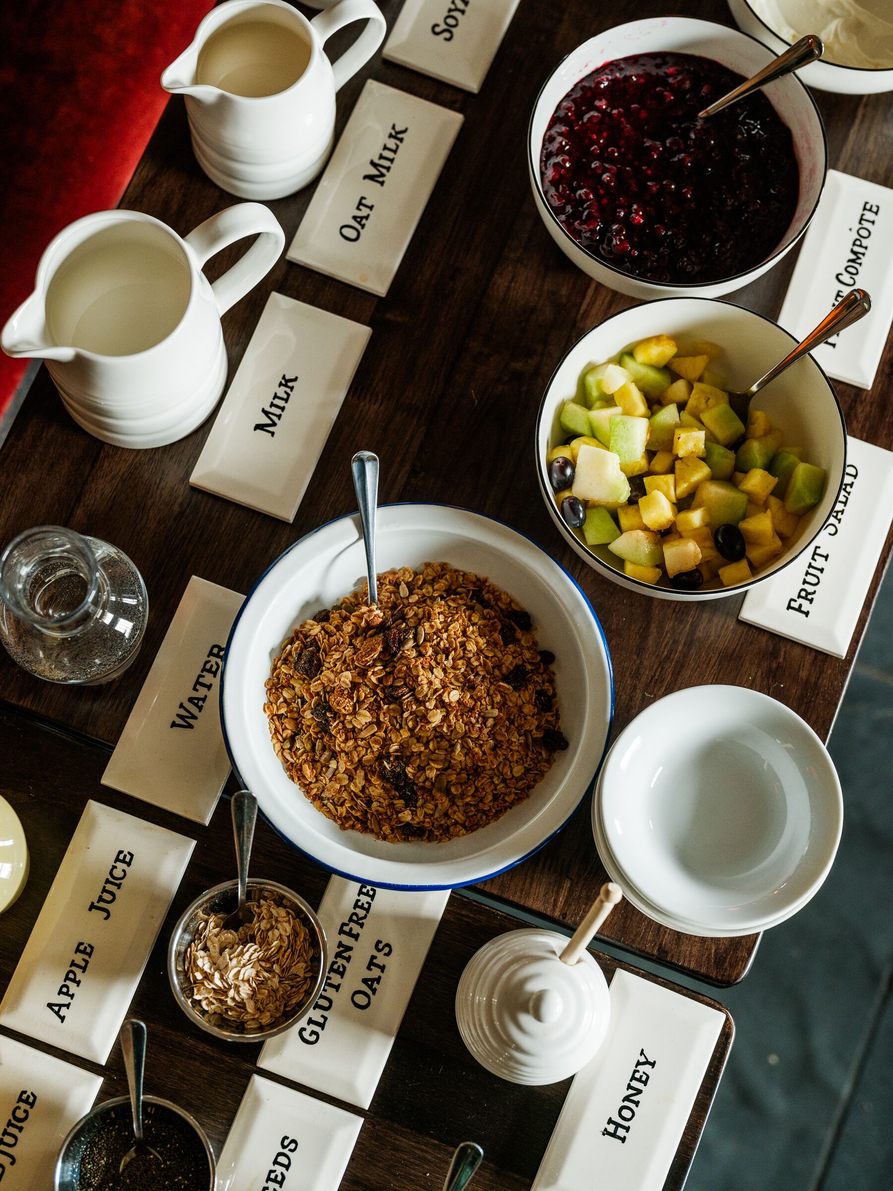 Pequeno-almoço completo diário mediante uma taxa 
