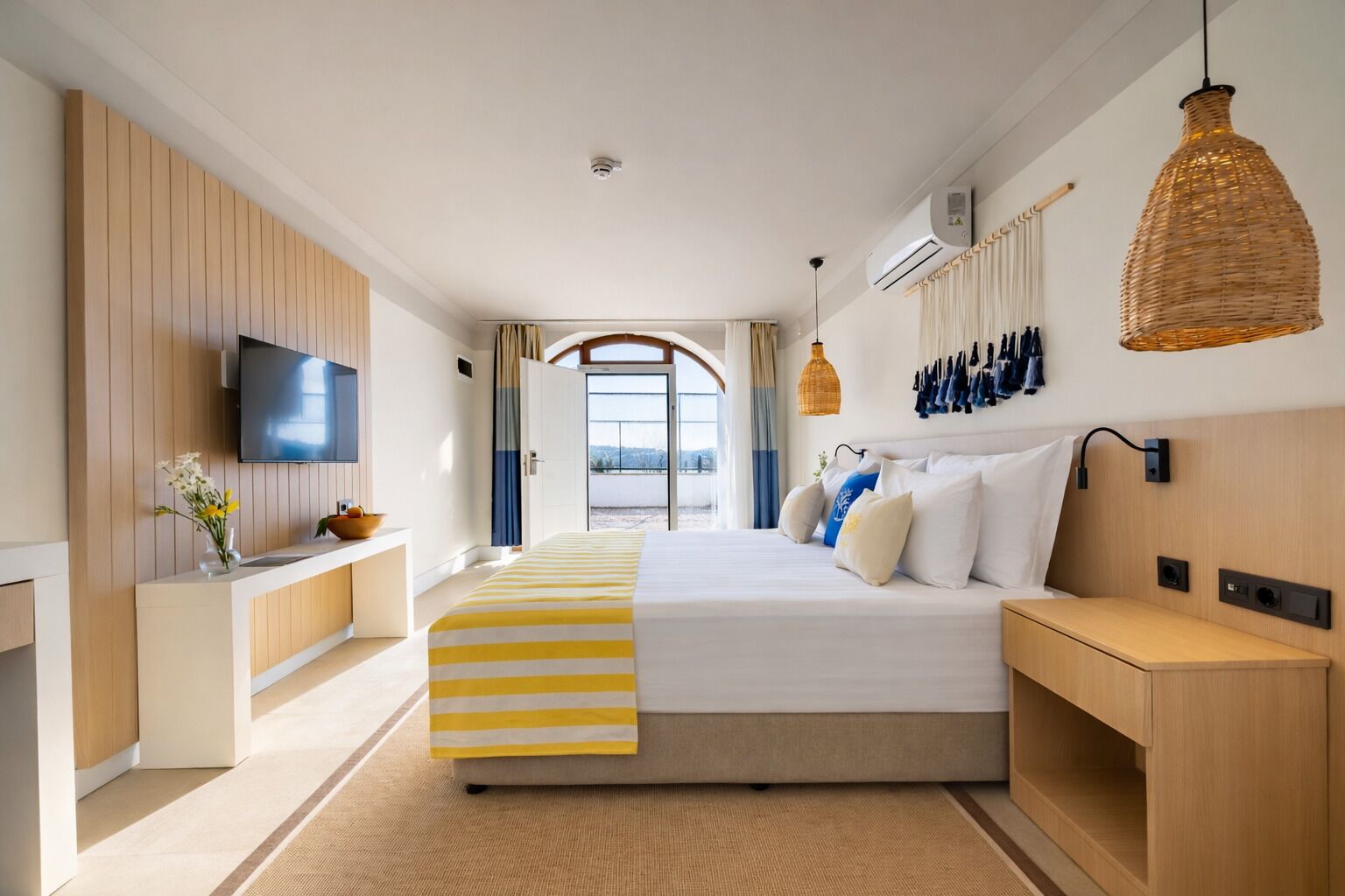 Quarto casal ou duplo luxo, terraço, de frente para a praia | Roupas de cama premium, frigobar, Wi-Fi de cortesia, roupa de cama