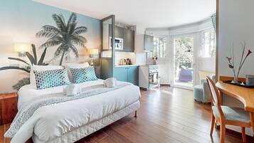 Quarto casal superior, sacada, vista para o jardim | Quartos à prova de som, ferros/tábuas de passar roupa, Wi-Fi de cortesia