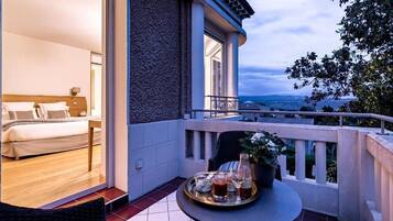 Quarto casal luxo, sacada, vista para o jardim | Opções para refeição ao ar livre