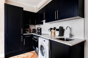 Apartamento Deluxe, casa de banho anexa, Vista para a cidade | Cozinha partilhada | Um frigorífico/congelador grande, um micro-ondas, um forno 