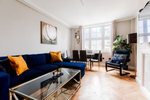 Apartamento Deluxe, casa de banho anexa, Vista para a cidade | Lounge