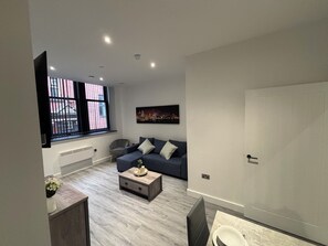 Apartamento Deluxe, 1 quarto, varanda | Secretária, secretária adequada para computadores portáteis 