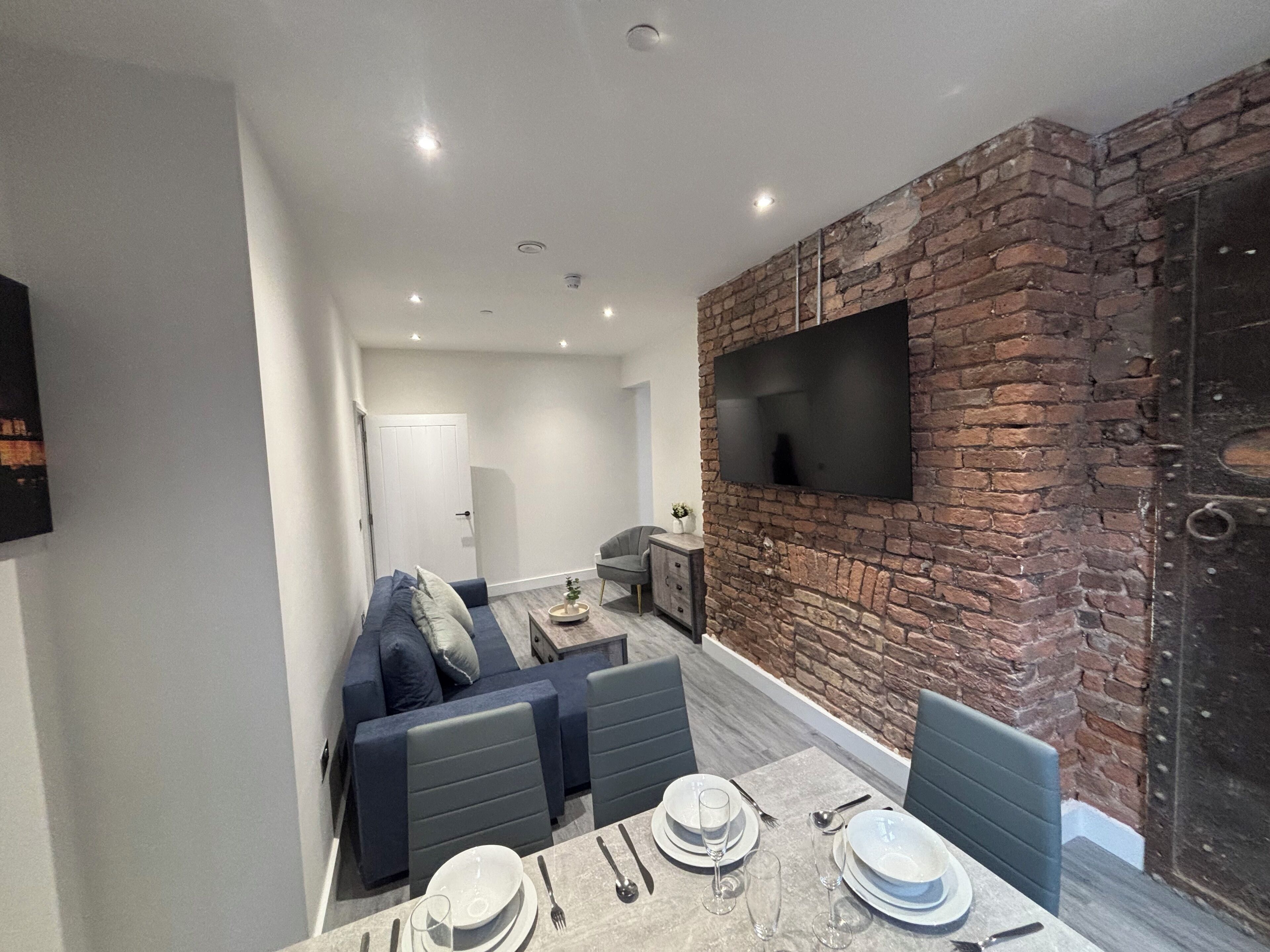 Apartamento Deluxe, 2 quartos | Sala de estar | Smart TV de 60 polegadas com canais via satélite 