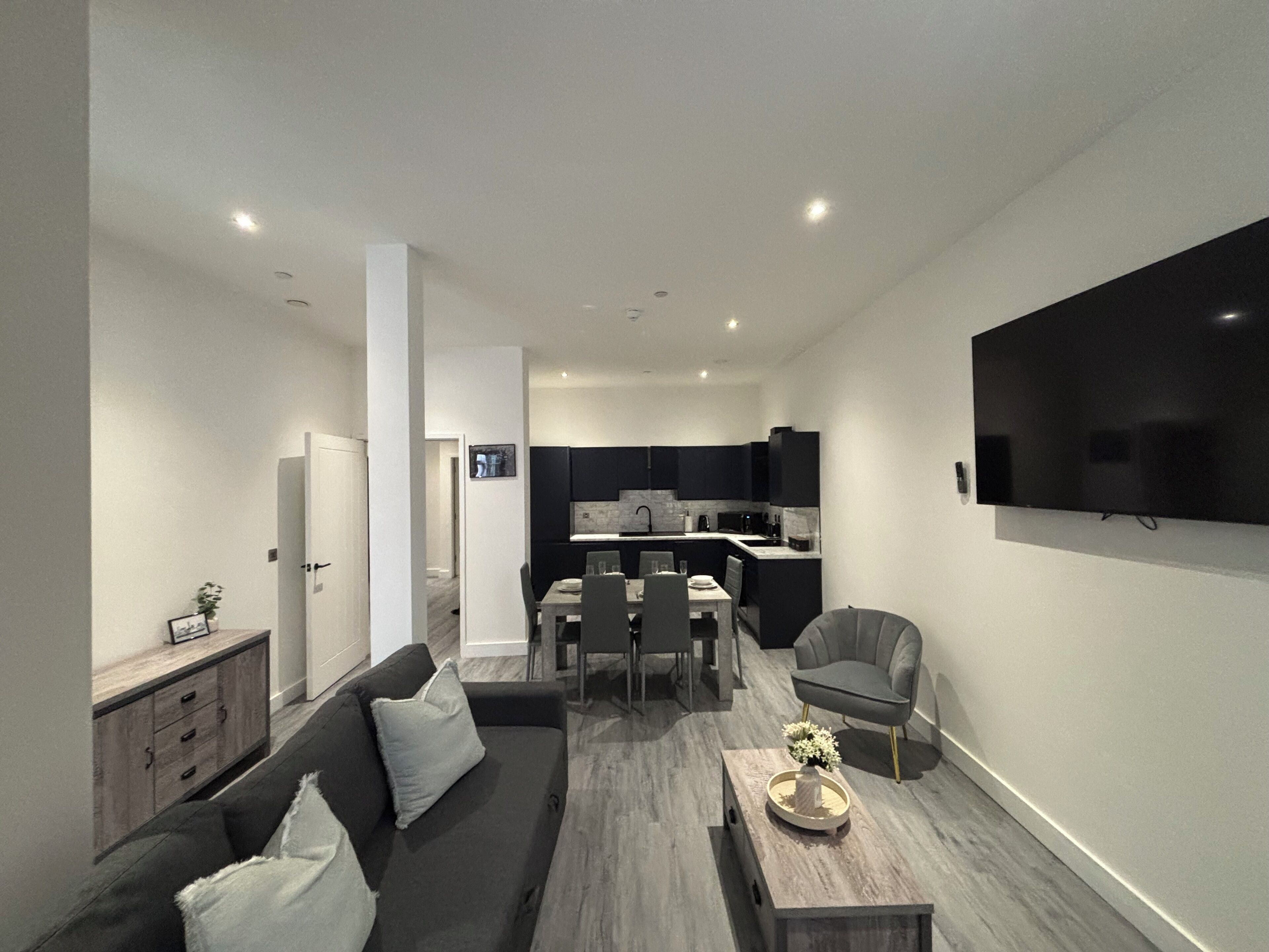 Apartamento Deluxe, 3 quartos, varanda | Cozinha privada | Um frigorífico/congelador grande, um micro-ondas, um forno 