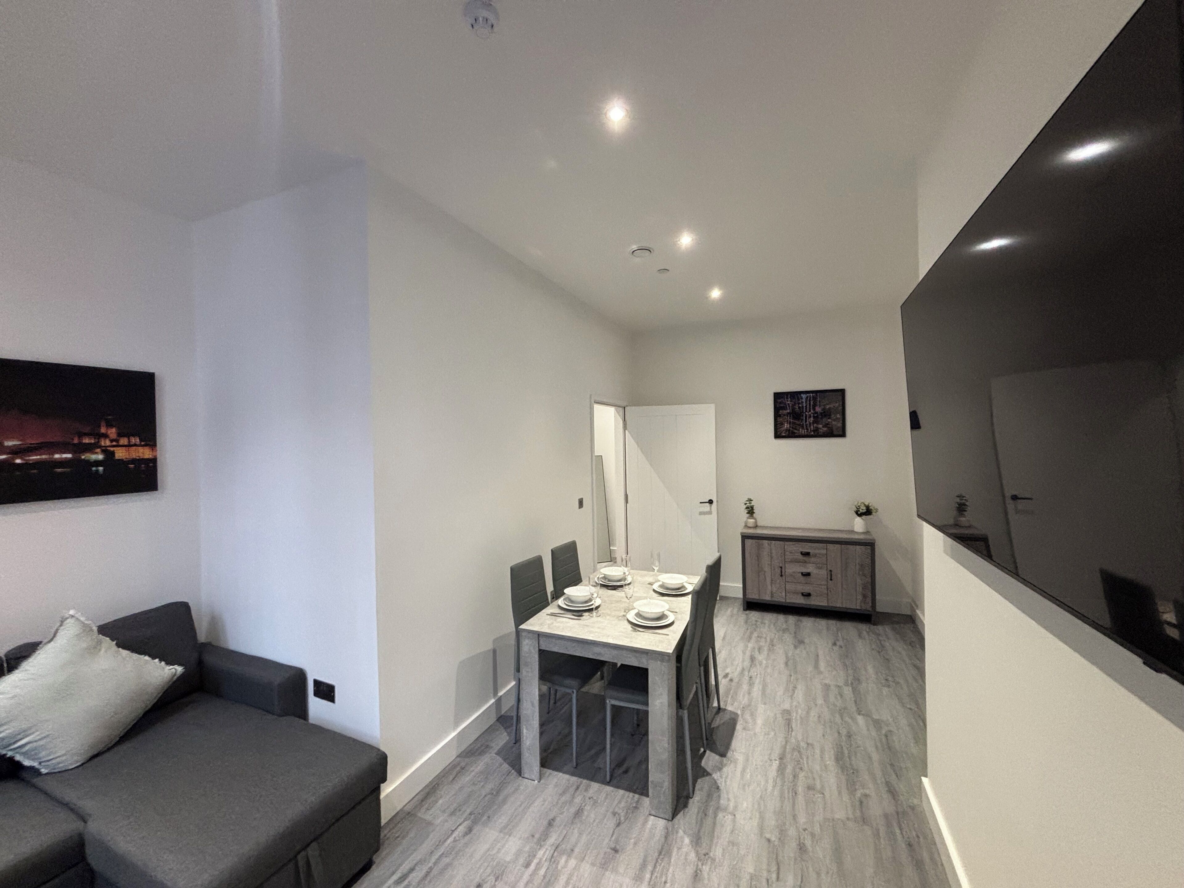 Apartamento, 2 quartos, varanda | Sala de estar | Smart TV de 60 polegadas com canais via satélite 