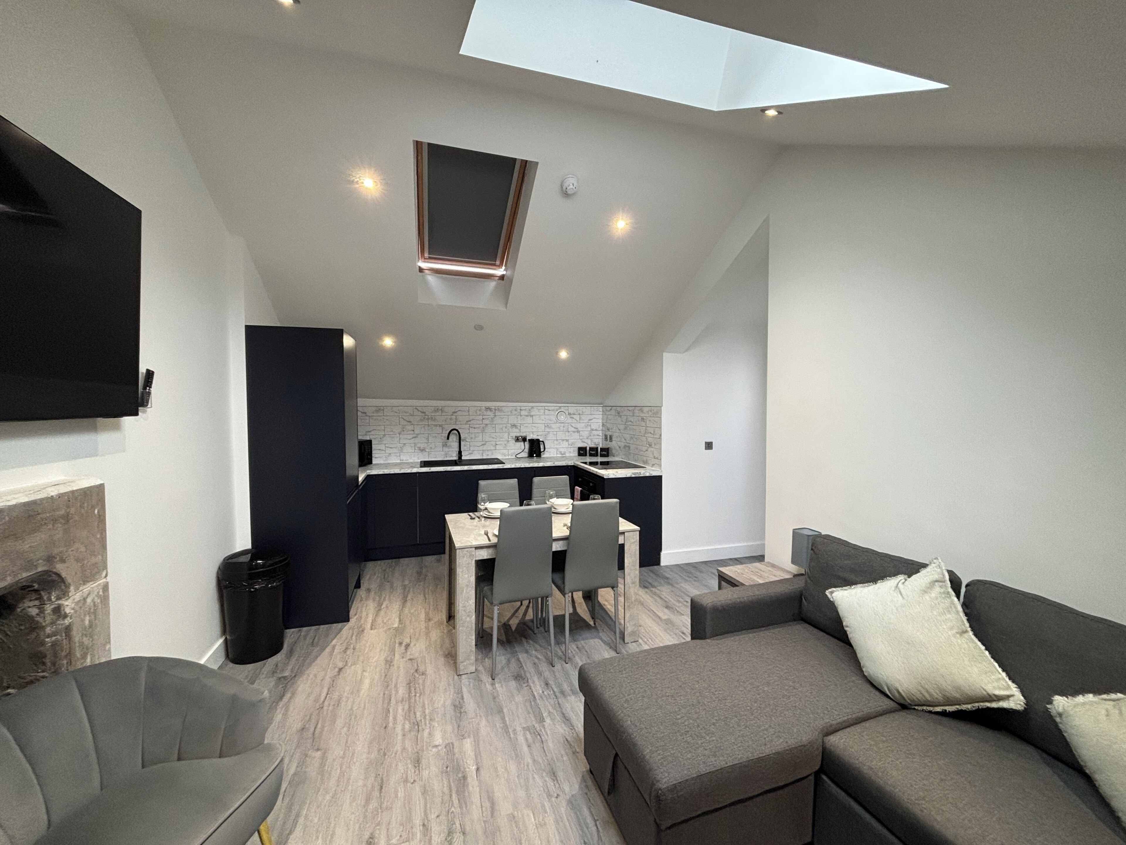 Apartamento, 2 quartos | Secretária, secretária adequada para computadores portáteis 