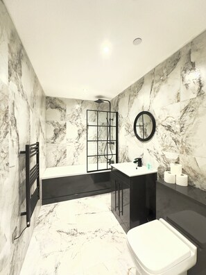 Apartamento Deluxe | Casa de banho | Um secador de cabelo, toalhas fornecidas, papel higiénico 