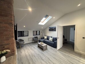 Apartamento Superior, 2 quartos | Secretária, secretária adequada para computadores portáteis 