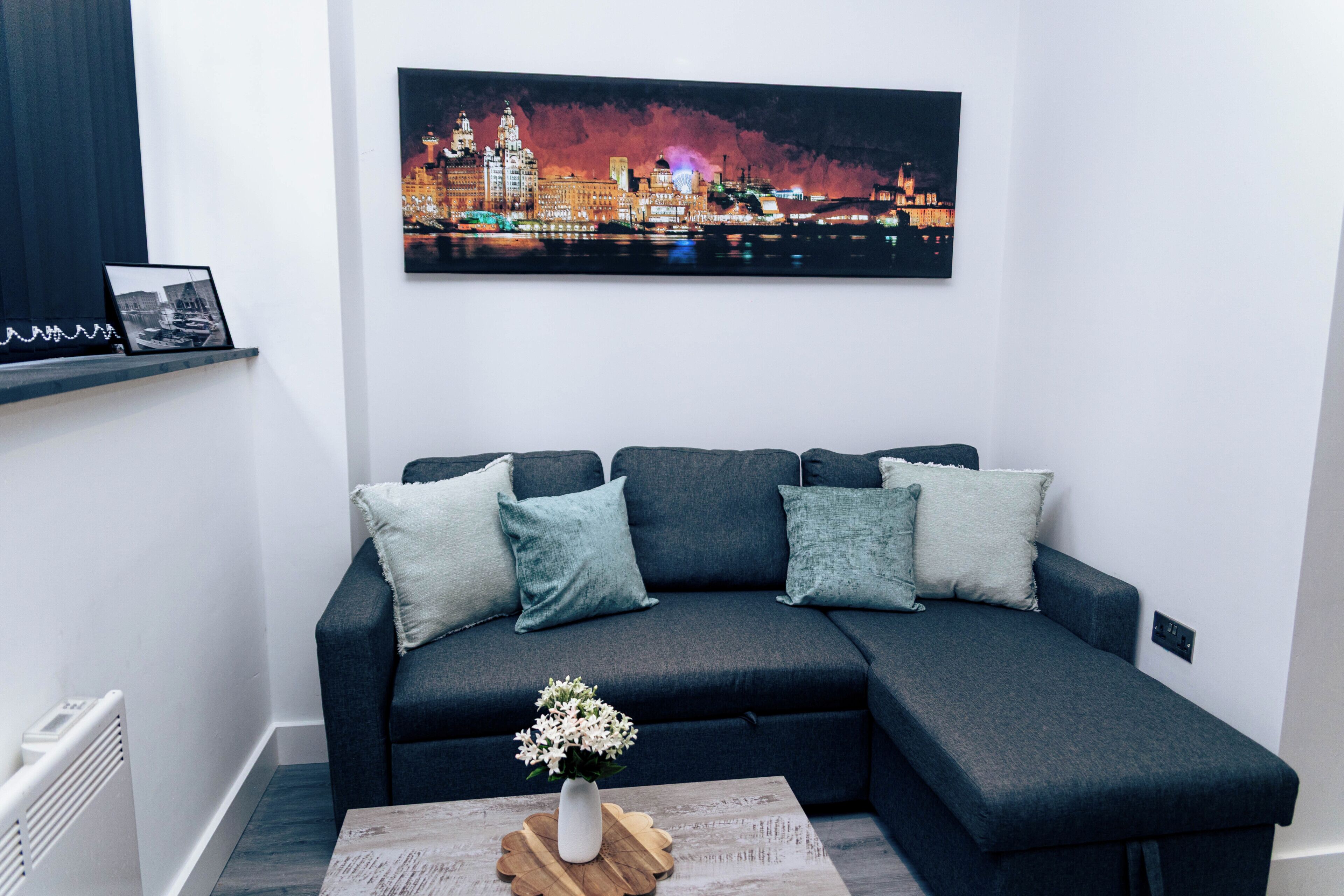 Apartamento, 2 quartos, varanda | Secretária, secretária adequada para computadores portáteis 