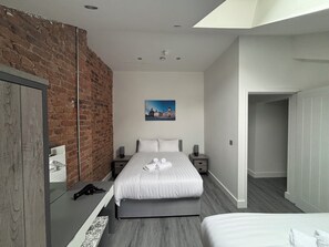 Apartamento Superior, 2 quartos | Secretária, secretária adequada para computadores portáteis 