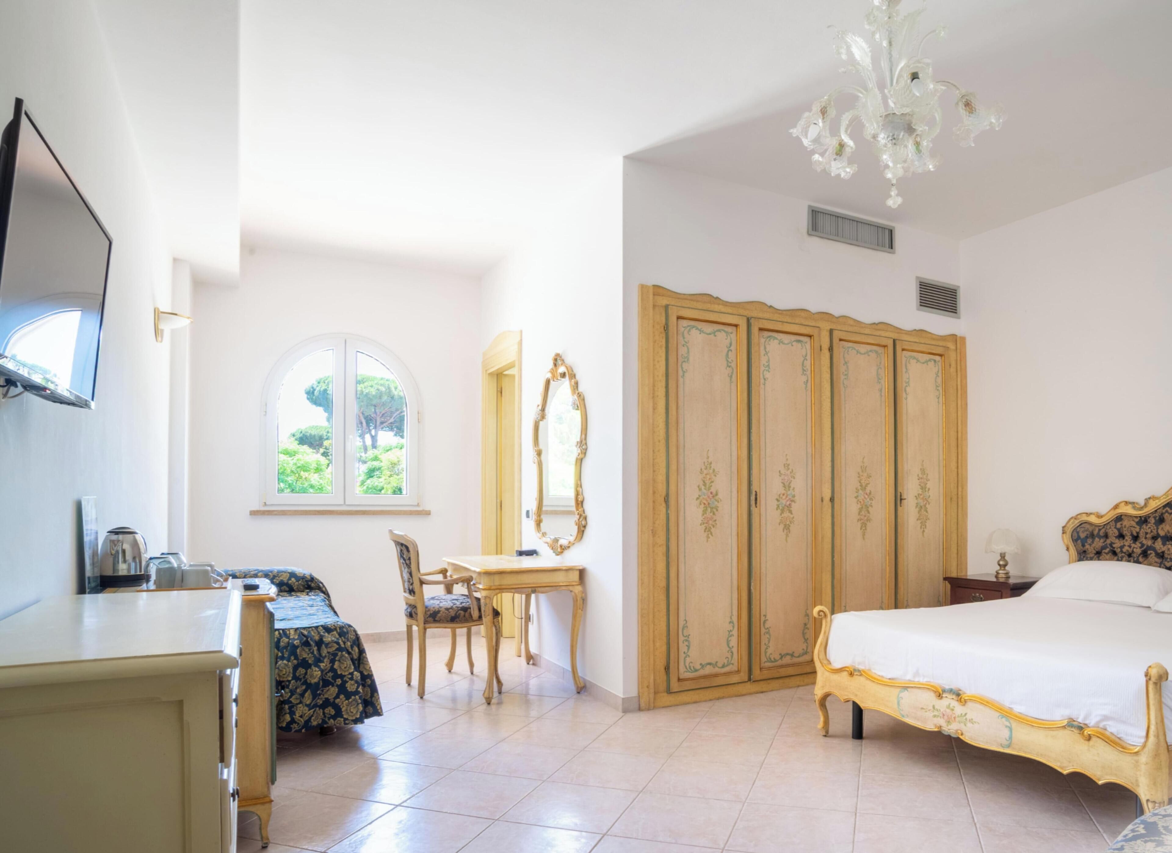 Quarto Triplo Standard | Minibar, Wi-fi grátis, roupa de cama fornecida 