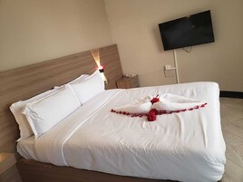 Quarto Duplo Deluxe, varanda, vista para o jardim | Secretária adequada para computadores portáteis, Wi-fi grátis 