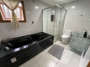 Apartamento básico | Banheiro | Chuveiro, toalhas de banho, papel higiênico 